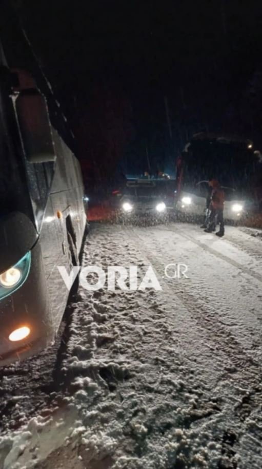 Νάουσα: Επιχείρηση απεγκλωβισμού από τα «3-5 Πηγάδια» -Κόλλησαν στο ...